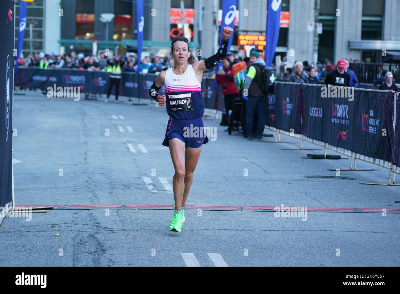 Malindi Elmore finishes the 2022 Toronto Waterfront Marathon as the top ...