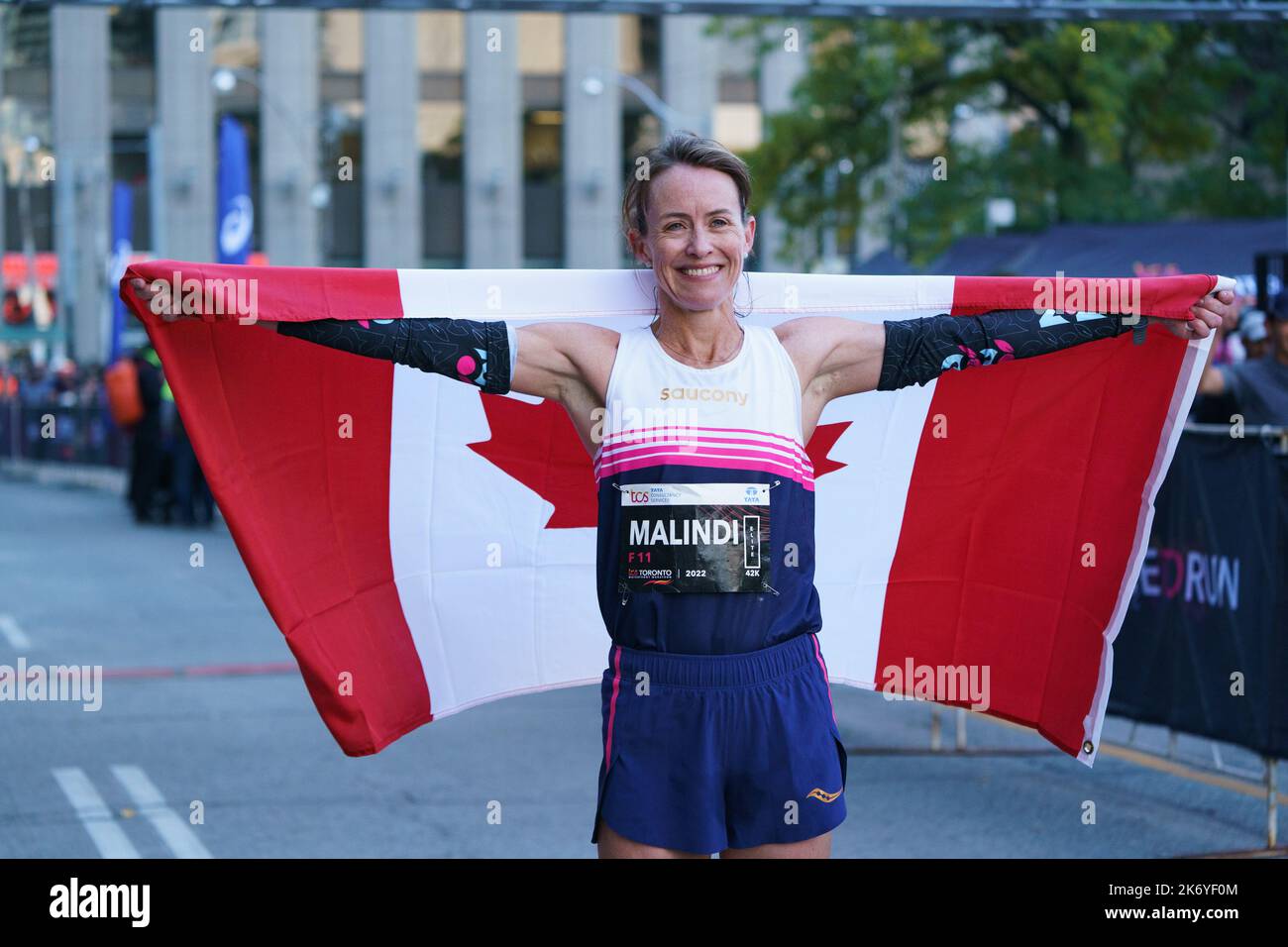 Malindi Elmore finishes the 2022 Toronto Waterfront Marathon as the top ...