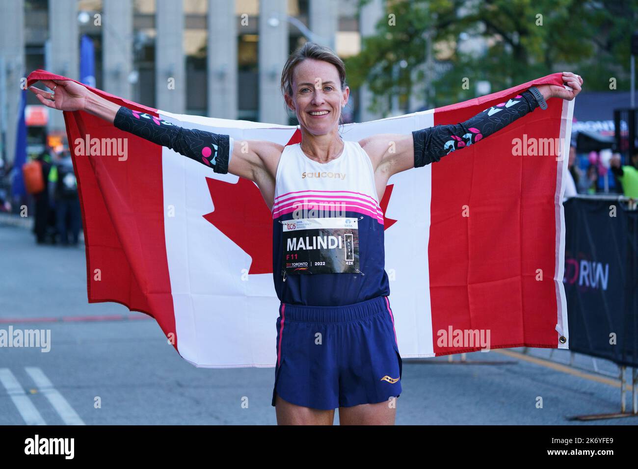 Malindi Elmore finishes the 2022 Toronto Waterfront Marathon as the top ...