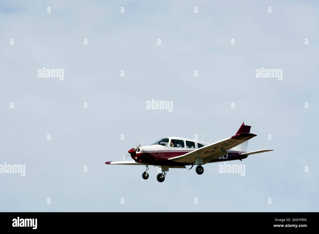 Piper PA-28-161 Cherokee Warrior II landing at Wellesbourne Airfield ...