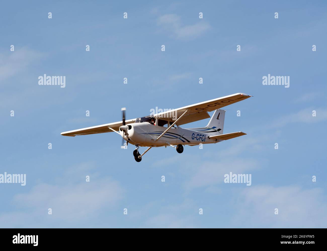 Cessna 172 skyhawk landing hi-res stock photography and images - Alamy