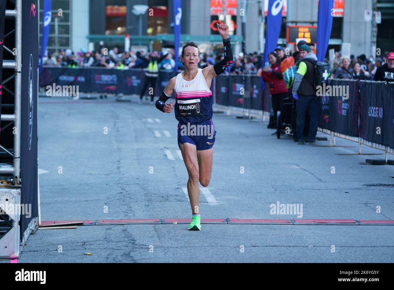 Malindi Elmore finishes the 2022 Toronto Waterfront Marathon as the top ...