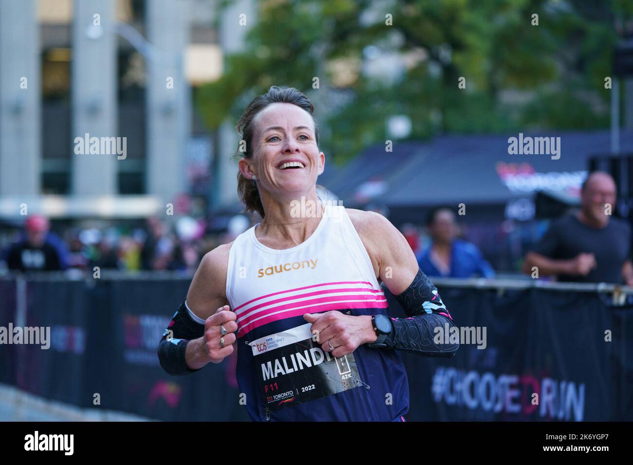 Malindi Elmore finishes the 2022 Toronto Waterfront Marathon as the top ...