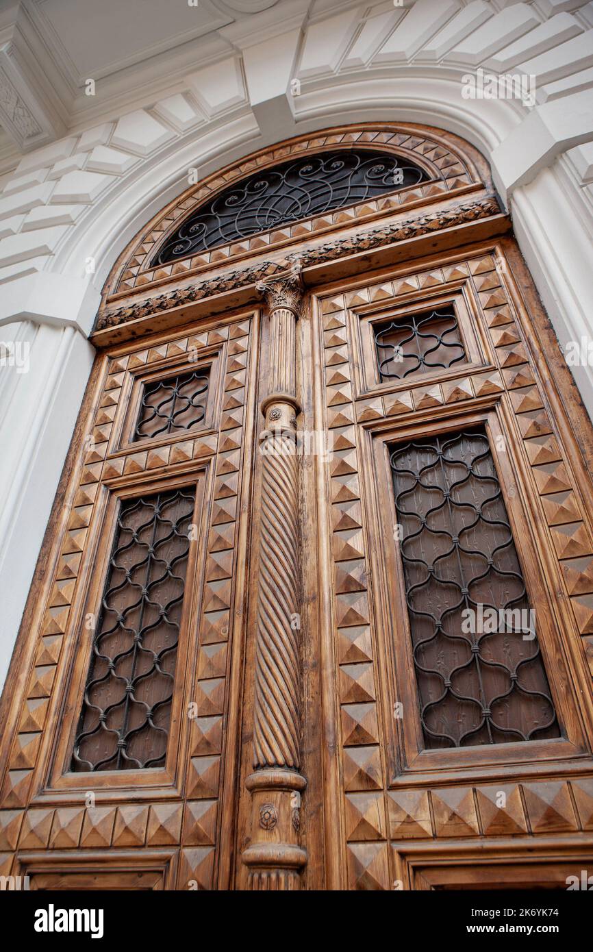 Imposing carved wooden door of an Italian building Stock Photo - Alamy