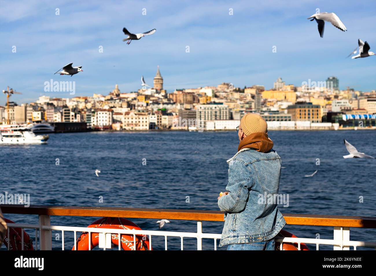 istanbul , Turkey Nowember 12 2021 : young tourists giving food to ...