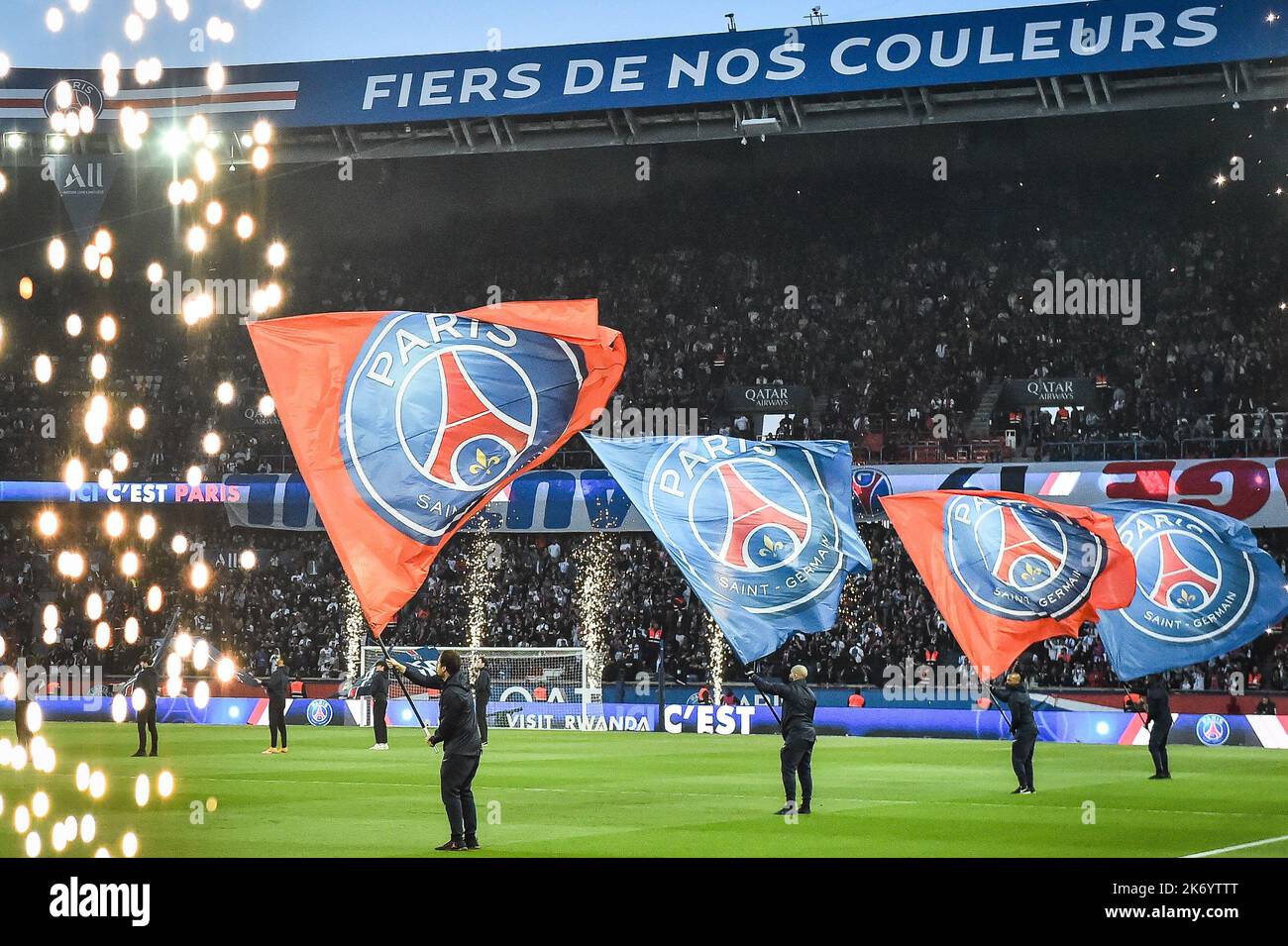 Drapeau drapeaux de football hi-res stock photography and images - Alamy