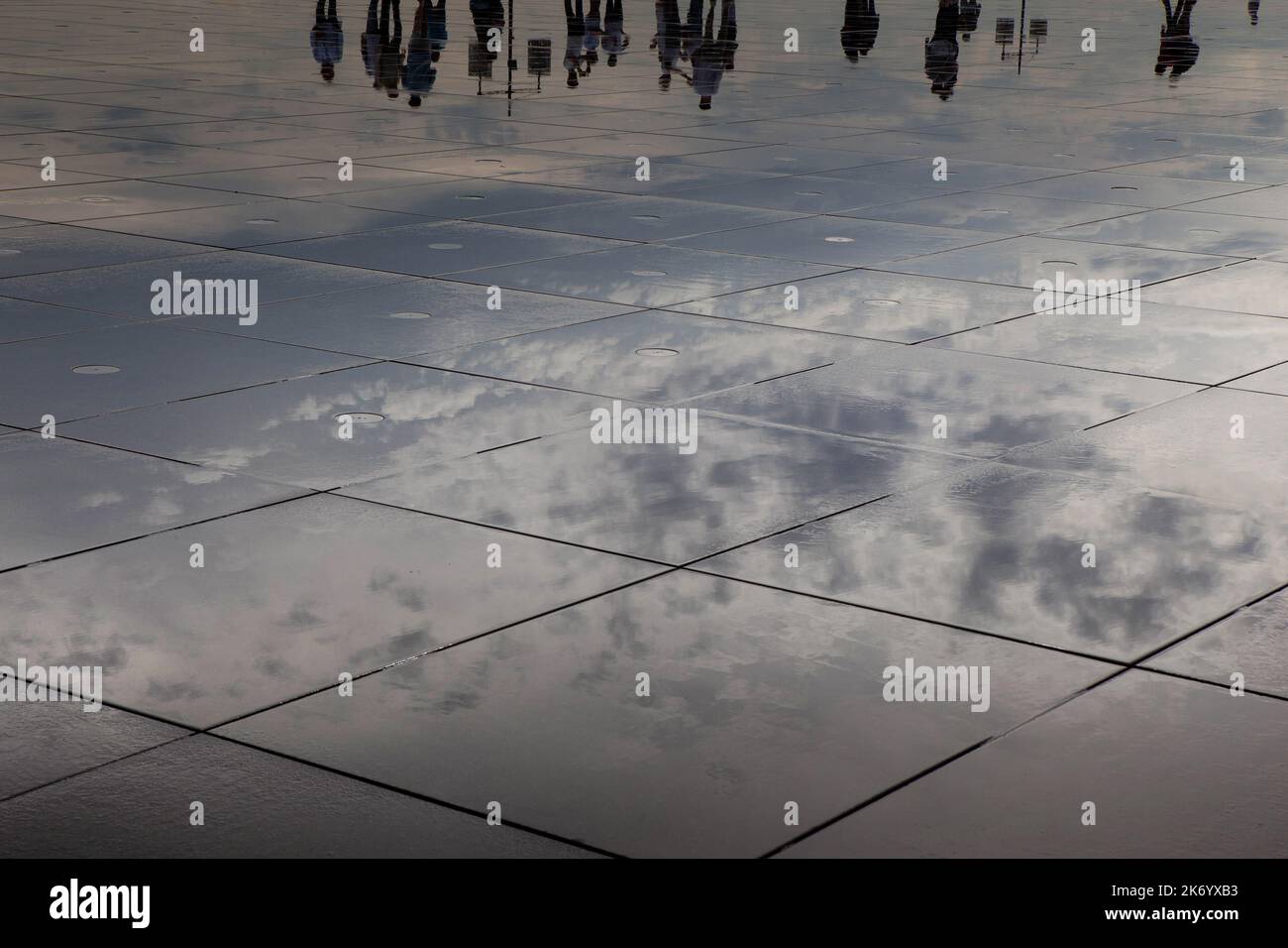 Reflection water mirror hi-res stock photography and images - Alamy