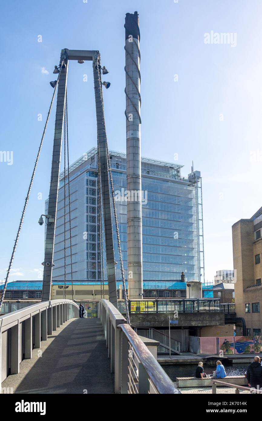 St marys hospital across footbridge high rise buildings canalsi hi-res ...