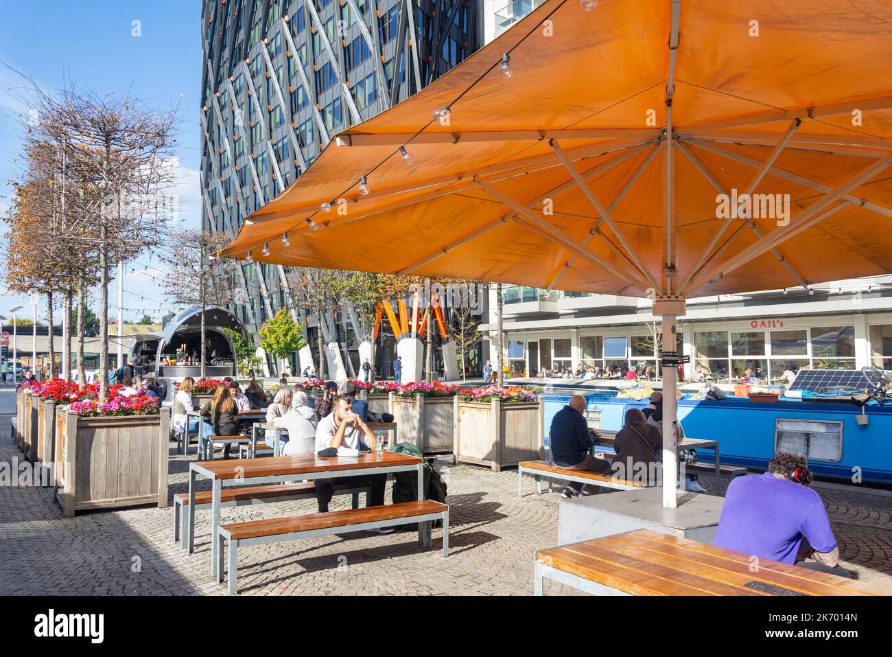 Bar torelli canal side walk coffee shop cafe high rise buildings hi-res stock photography and ...