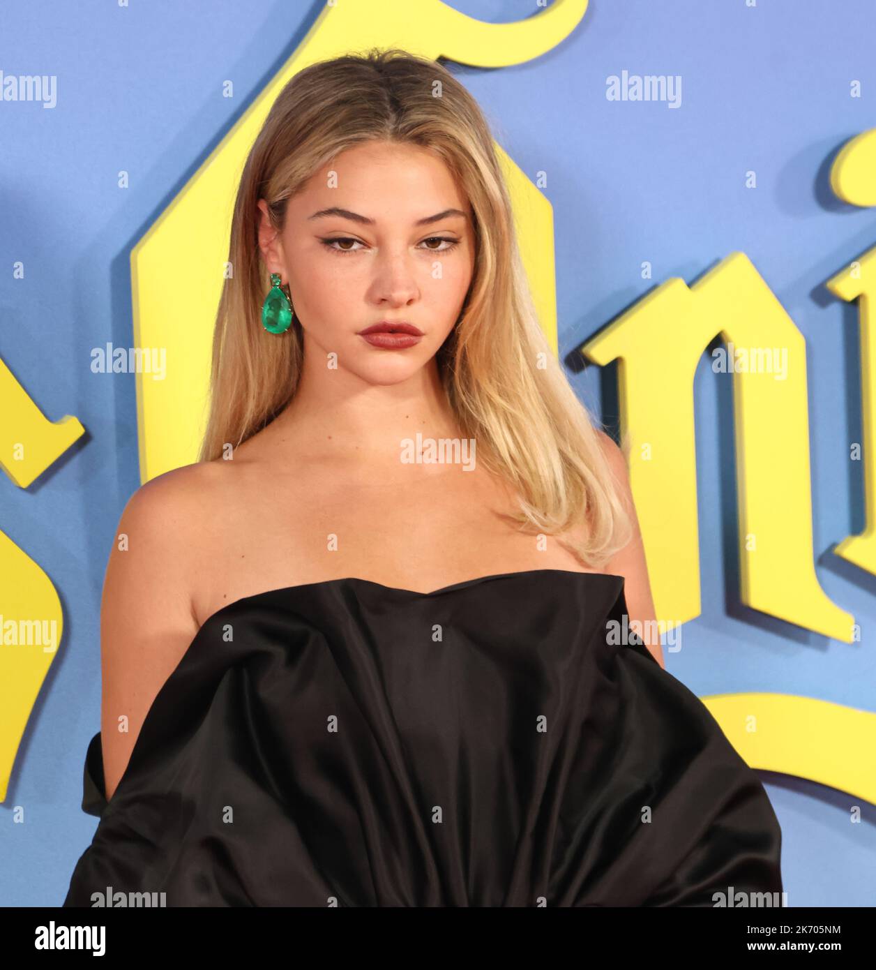 Madelyn Cline, Glass Onion: A Knives Out Mystery - European Premiere ...