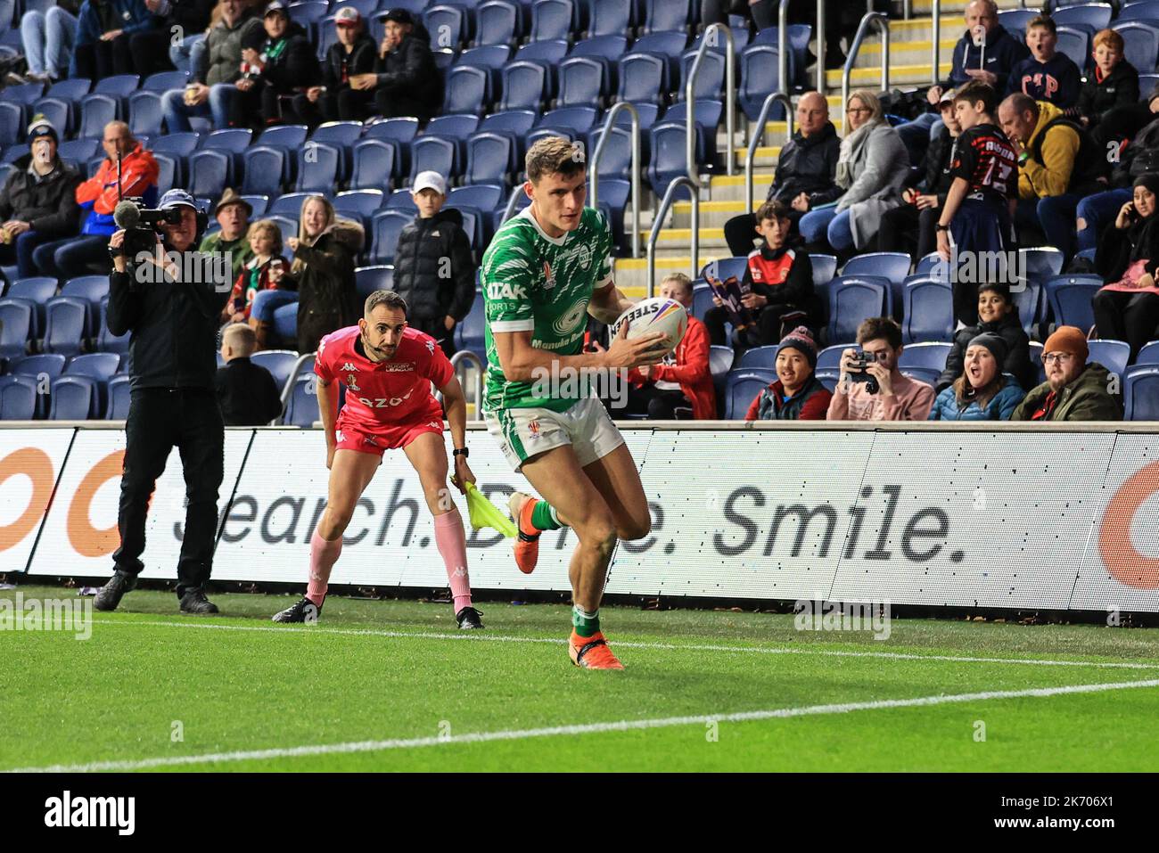 Leeds, UK. 16th Oct, 2022. Innes Senior of Ireland goes over for a ...