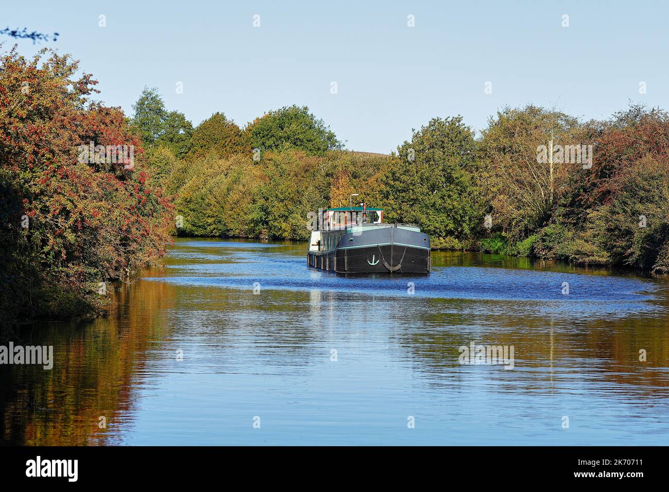 A barge cruising along the Aire & Calder Navigation in Woodlesford ...