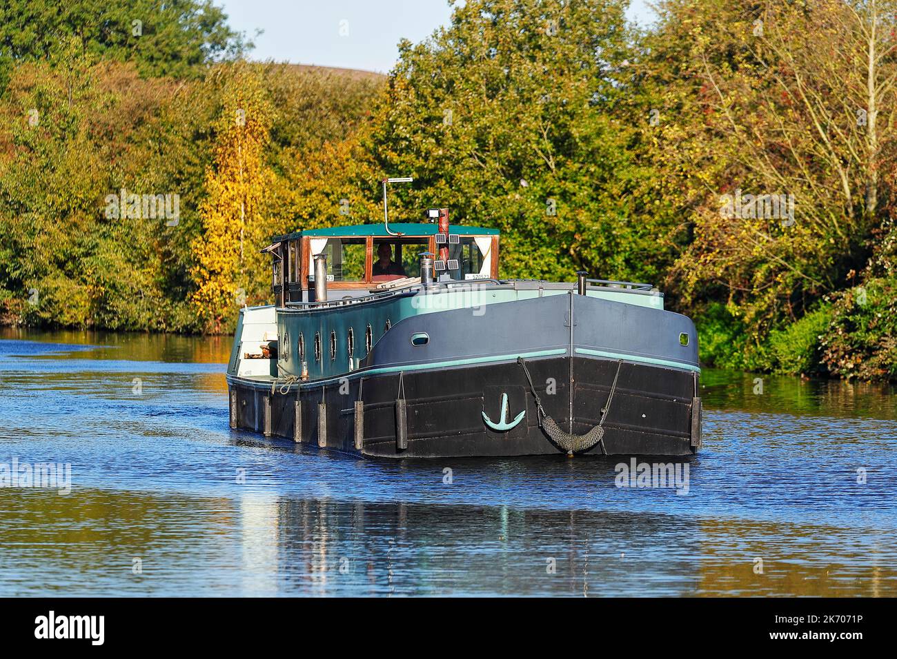 A barge cruising along the Aire & Calder Navigation in Woodlesford ...