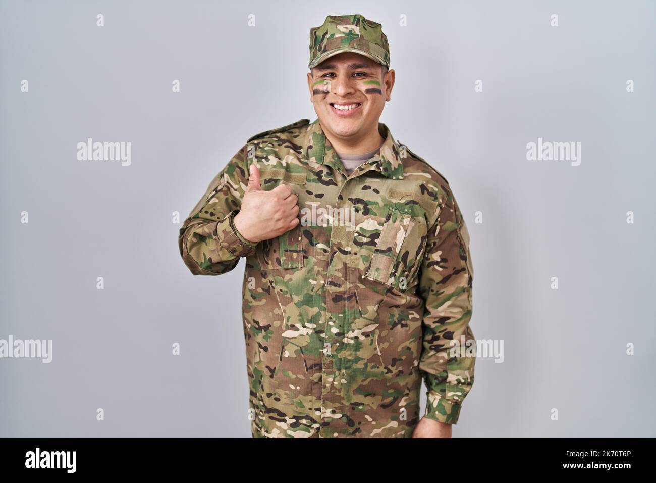 Soldier looking camera thumbs up hi-res stock photography and images ...