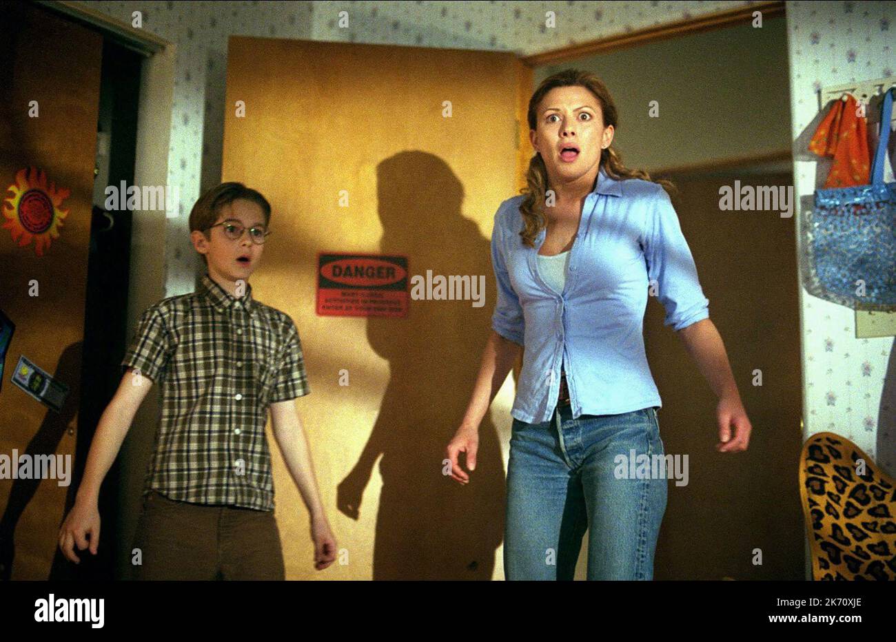 Eight legged 2002 warner film hi-res stock photography and images - Alamy