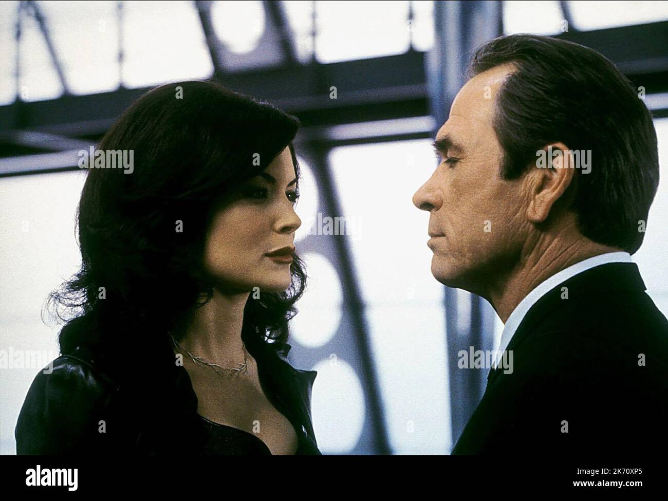 Men in black ii 2002 lara flynn boyle hi-res stock photography and ...