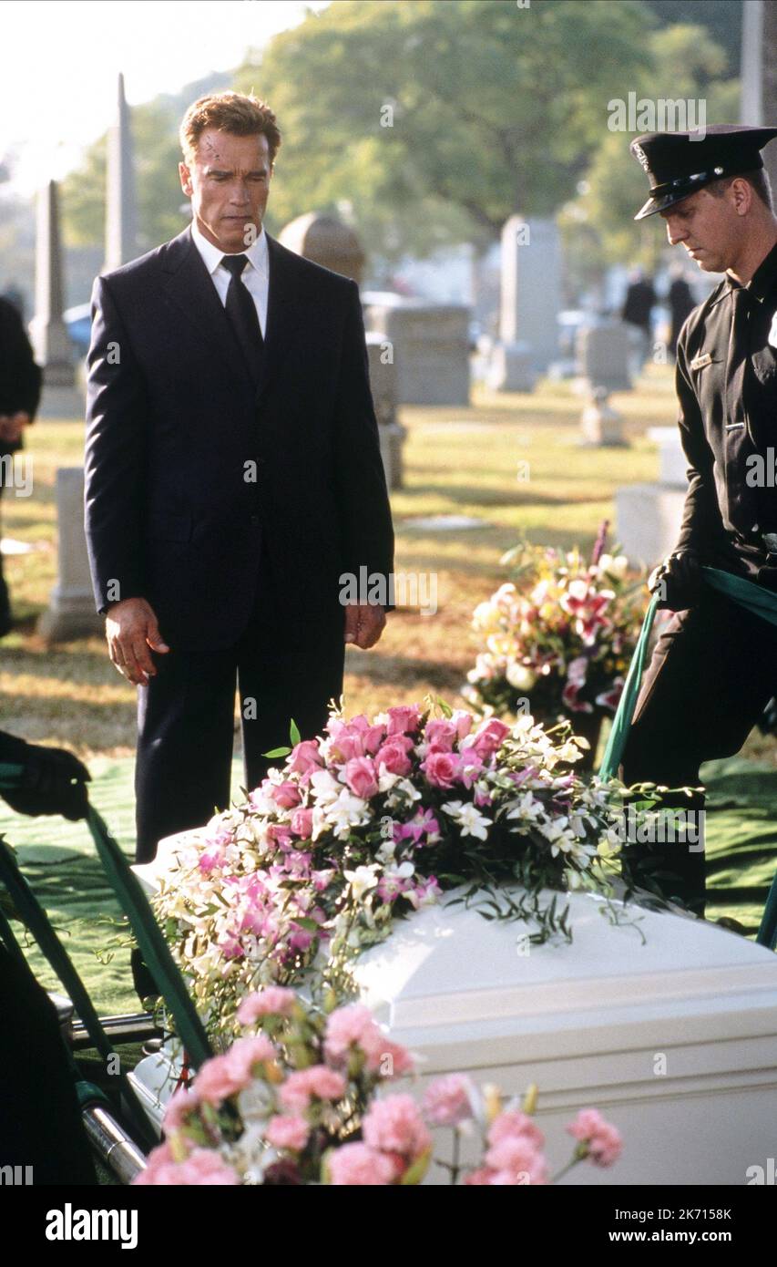 Collateral damage 2002 warner film hi-res stock photography and images ...