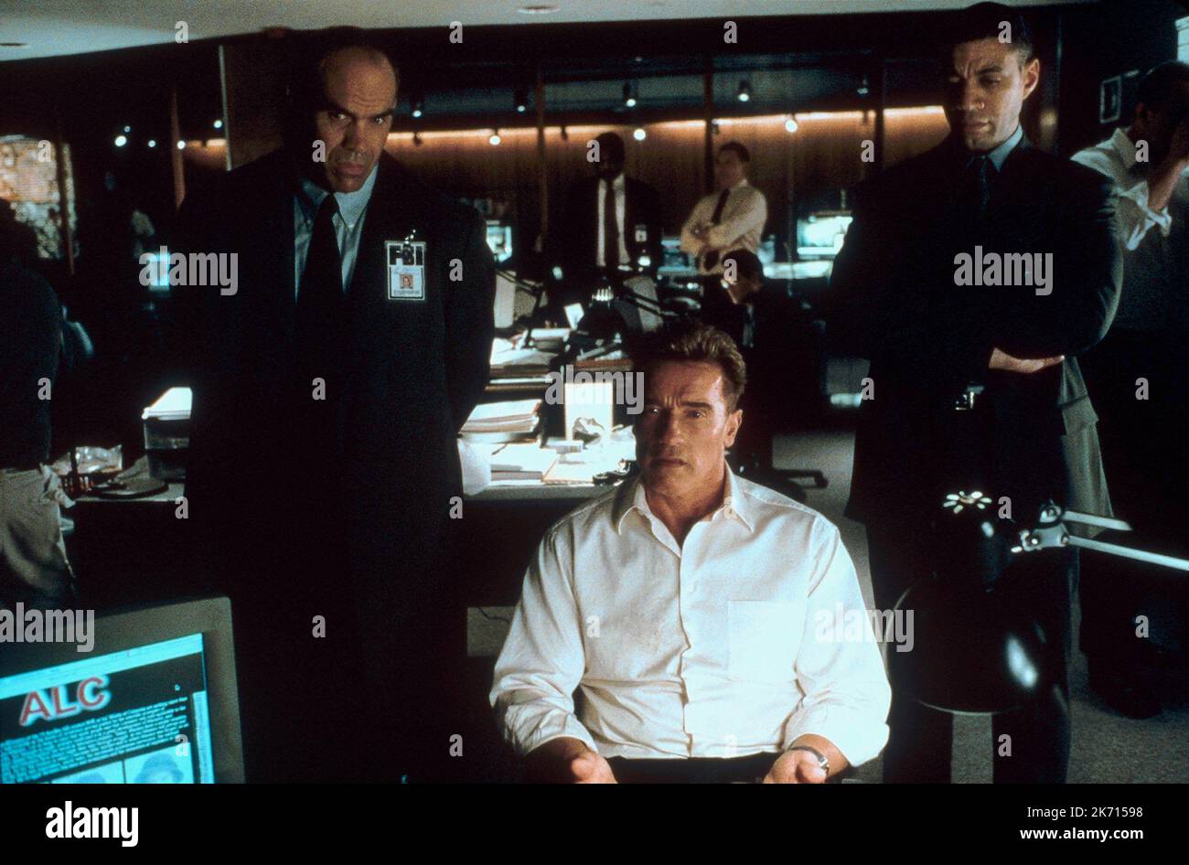 ARNOLD SCHWARZENEGGER, COLLATERAL DAMAGE, 2002 Stock Photo - Alamy