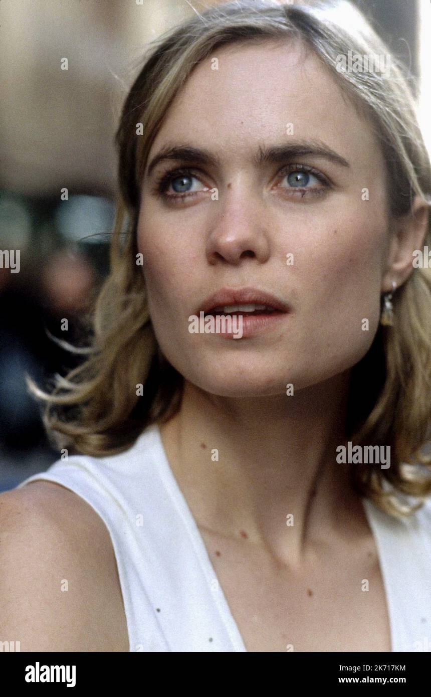 Radha mitchell phone booth 2002 hi-res stock photography and images - Alamy