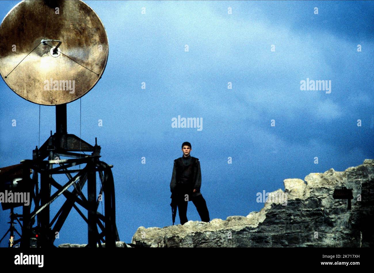 SCOTT MOUTTER, SATTELITE DISH, REIGN OF FIRE, 2002 Stock Photo - Alamy