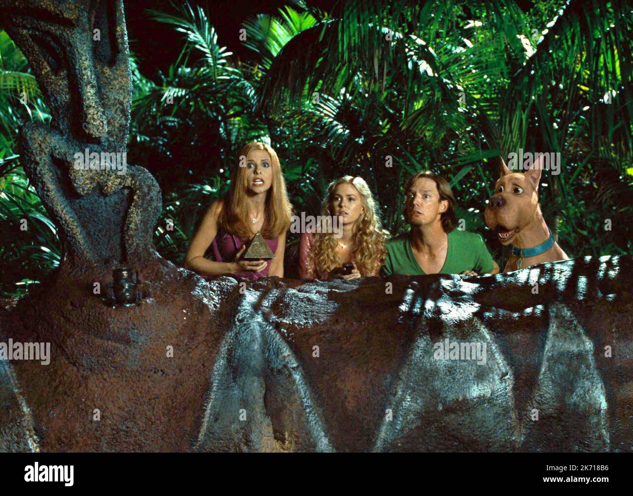 Isla fisher scooby doo doo 2002 hi-res stock photography and images - Alamy