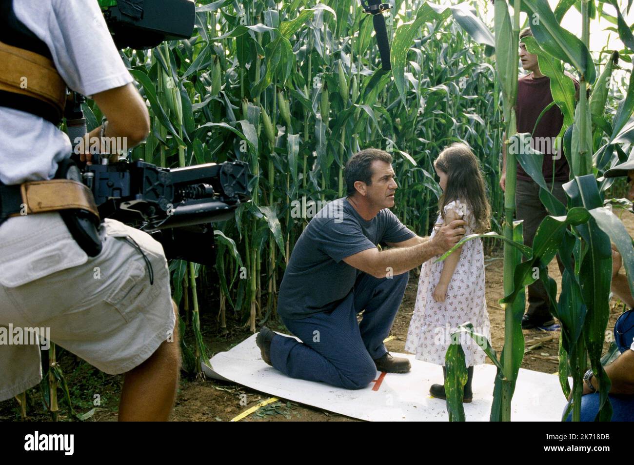 MEL GIBSON, ABIGAIL BRESLIN, SIGNS, 2002 Stock Photo - Alamy