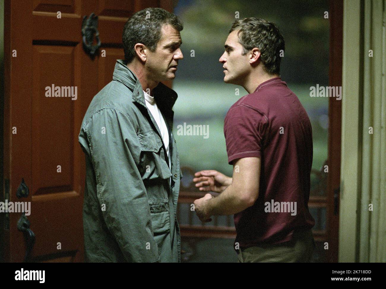MEL GIBSON, JOAQUIN PHOENIX, SIGNS, 2002 Stock Photo - Alamy