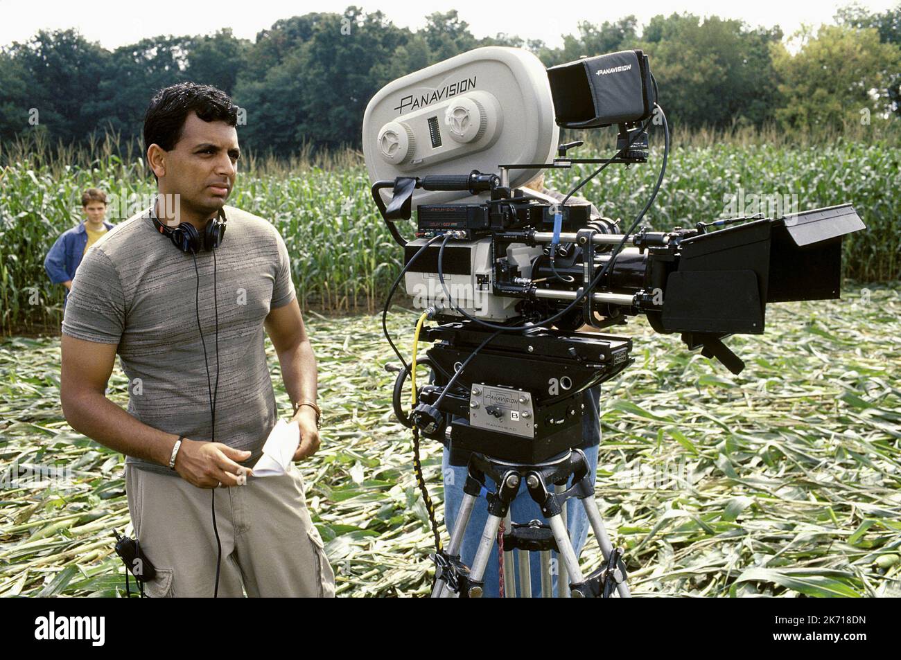 M. NIGHT SHYAMALAN, SIGNS, 2002 Stock Photo - Alamy