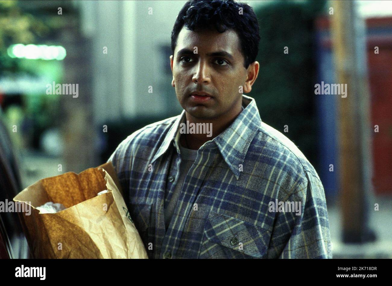 M. NIGHT SHYAMALAN, SIGNS, 2002 Stock Photo - Alamy