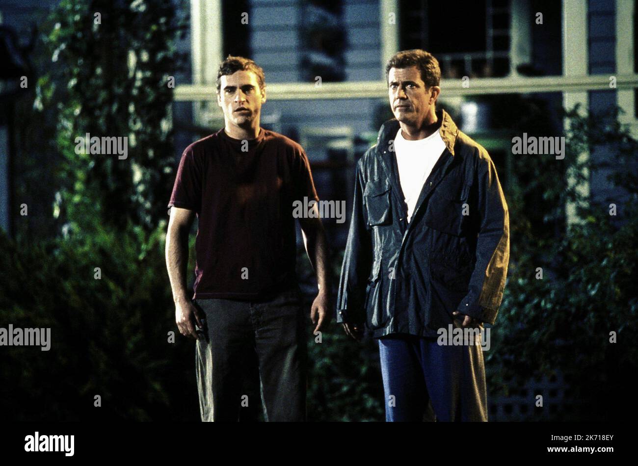 JOAQUIN PHOENIX, MEL GIBSON, SIGNS, 2002 Stock Photo - Alamy