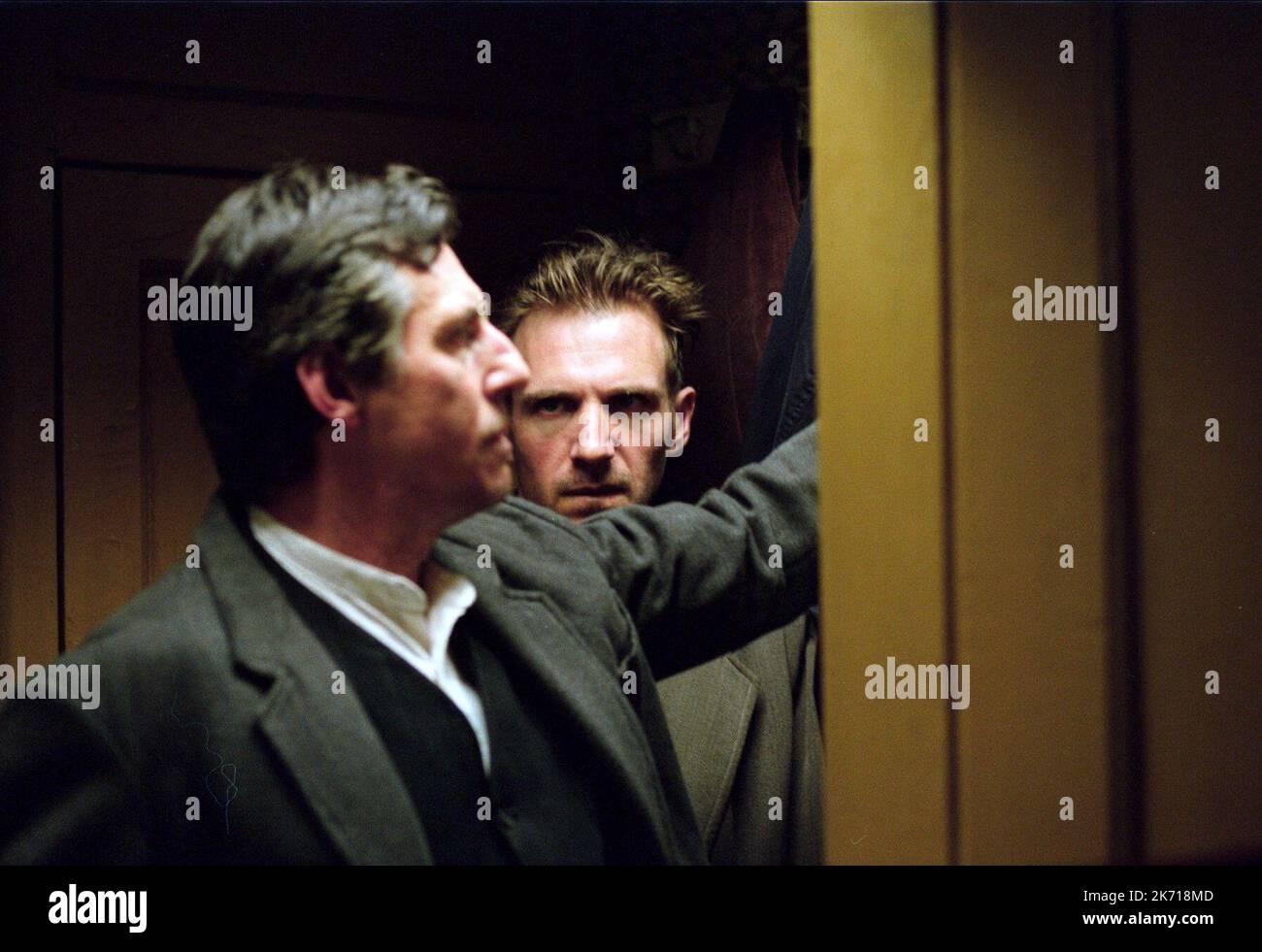 GABRIEL BYRNE, RALPH FIENNES, SPIDER, 2002 Stock Photo - Alamy