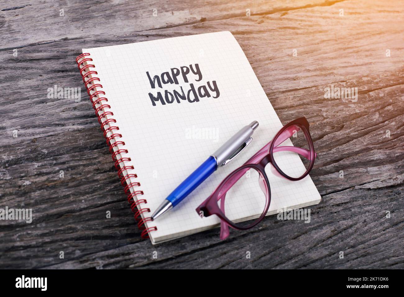 Note with Happy Monday on the wooden background Stock Photo - Alamy