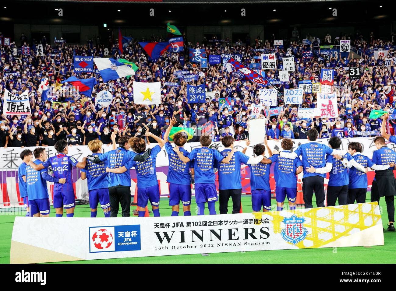 Kanagawa, Japan. 16th Oct, 2022. Ventforet Kofu team group & Ventforet Kofu fans (Ventforet ...