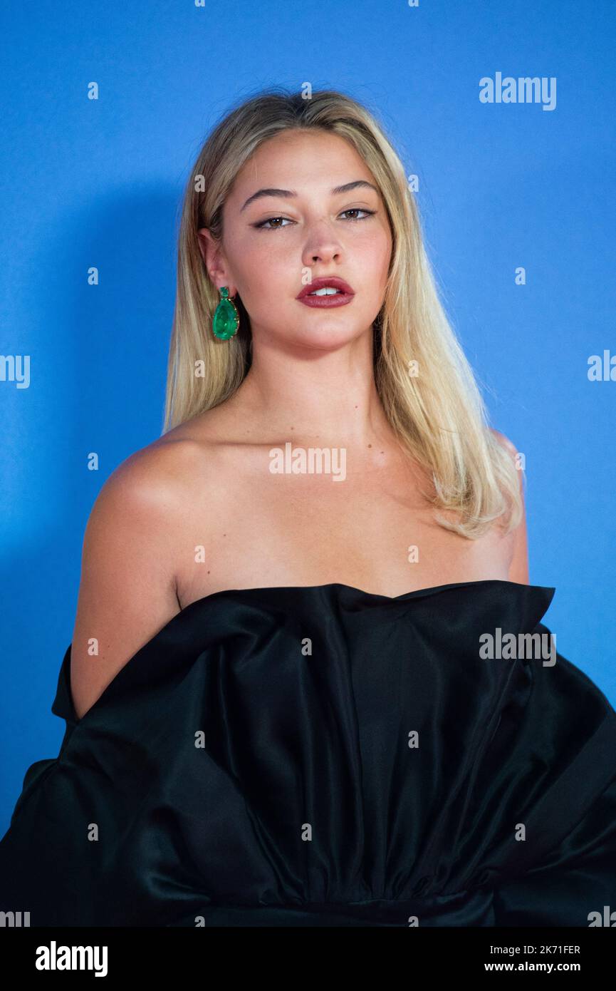 Madelyn Cline attending the Glass Onion: A Knives Out Mystery Premiere ...
