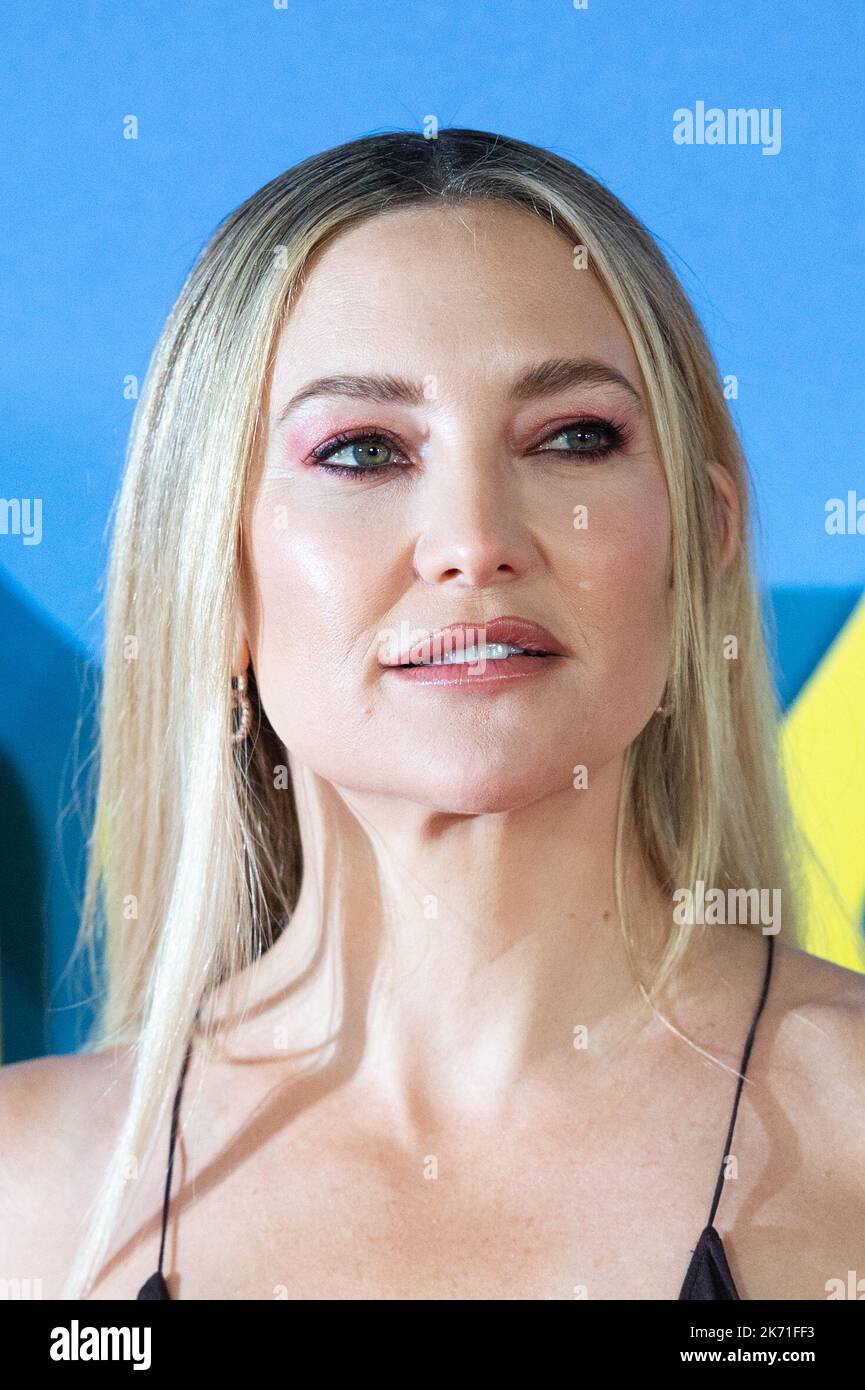 Kate Hudson attending the Glass Onion: A Knives Out Mystery Premiere as ...