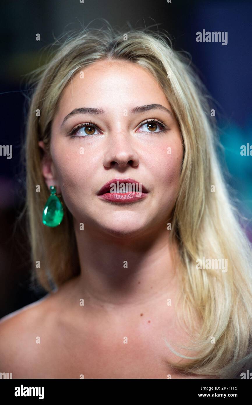 Madelyn Cline attending the Glass Onion: A Knives Out Mystery Premiere ...