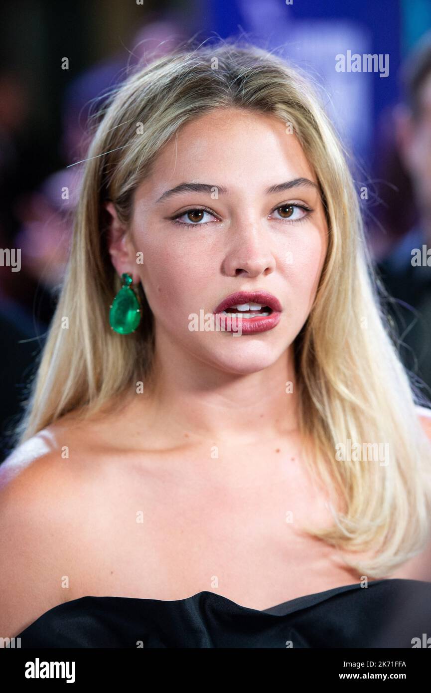 Madelyn Cline attending the Glass Onion: A Knives Out Mystery Premiere ...