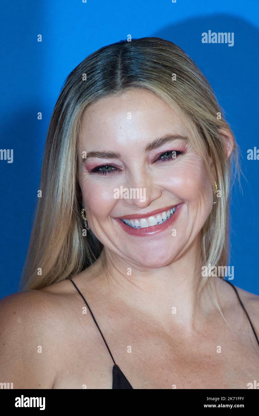 Kate Hudson attending the Glass Onion: A Knives Out Mystery Premiere as ...