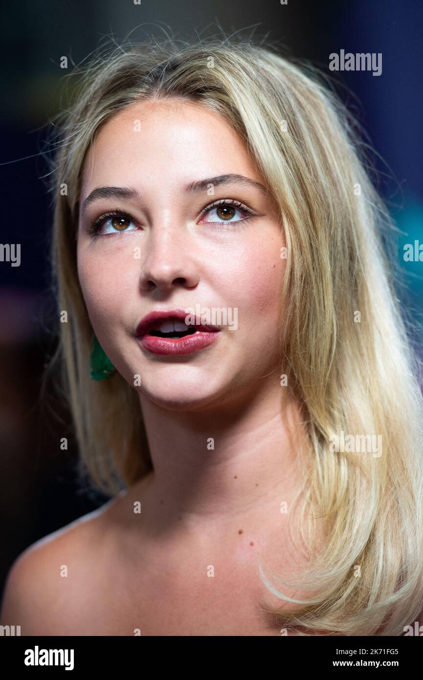 Madelyn Cline attending the Glass Onion: A Knives Out Mystery Premiere ...
