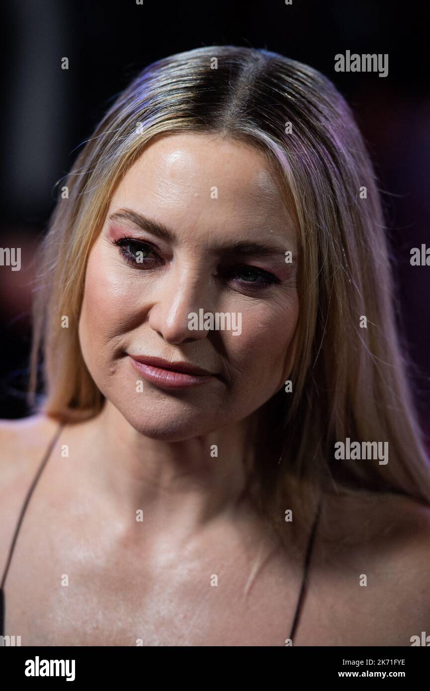 Kate Hudson attending the Glass Onion: A Knives Out Mystery Premiere as ...