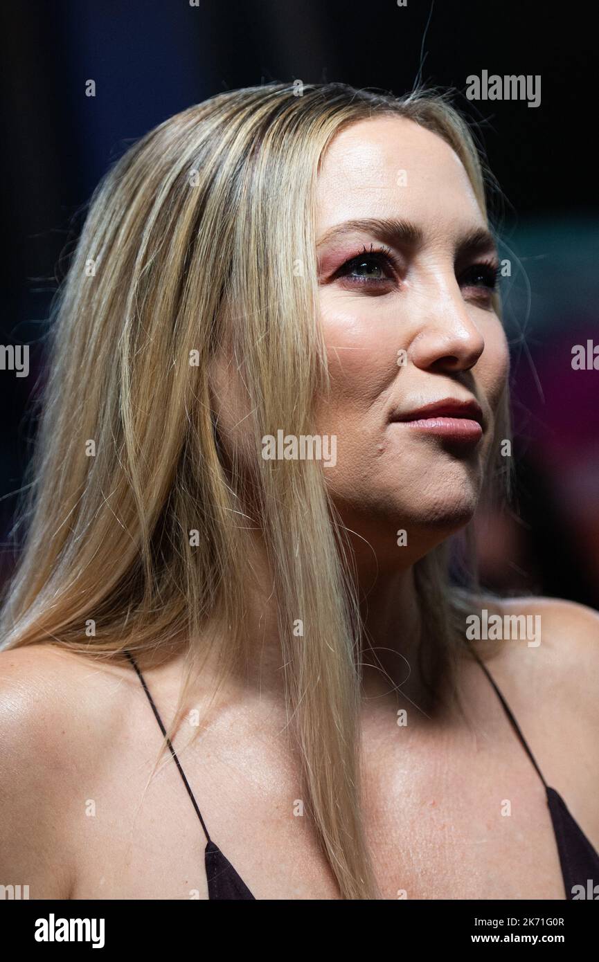 Kate Hudson attending the Glass Onion: A Knives Out Mystery Premiere as ...