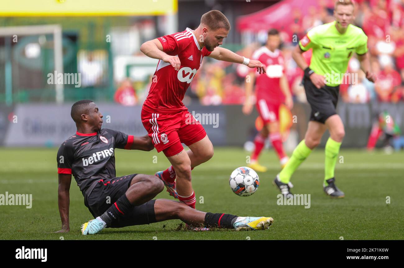 Antwerp's William Pacho Tenorio and Standard's Nicolas Raskin fight for ...