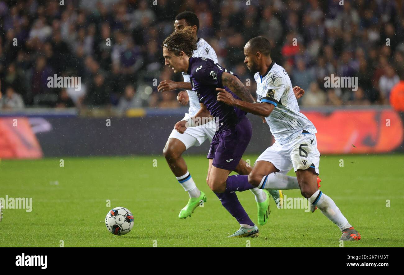 Anderlecht's Fabio Silva and Club's Denis Odoi fight for the ball ...