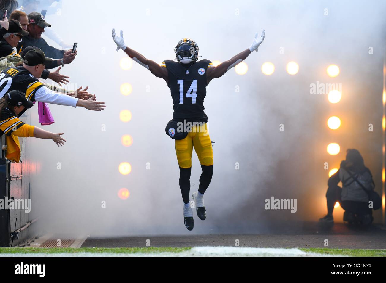 George pickens steelers entrance hi-res stock photography and images ...