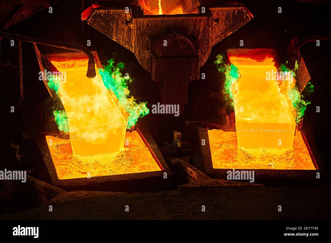 Filling form with copper for anodes on casting wheel Stock Photo - Alamy