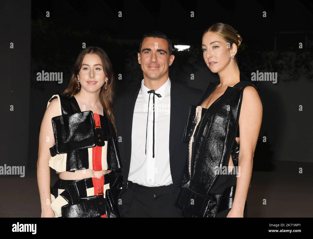 LOS ANGELES, CA - OCTOBER 15: (L-R) Alana Haim, Drew Kuhse and Este ...