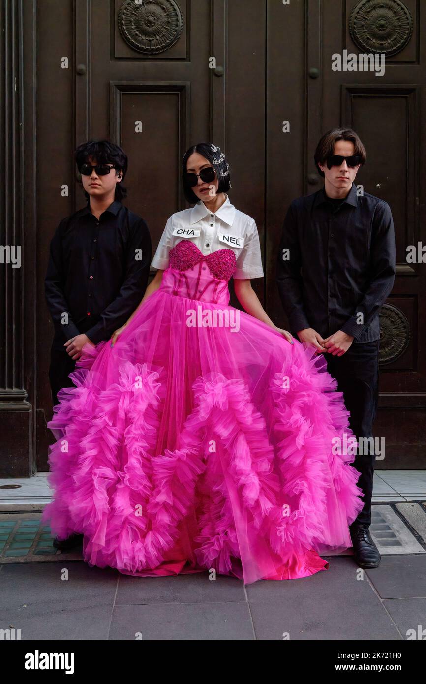 Melbourne, Australia. 16th Oct, 2022. Guests pose for photos on Collins ...