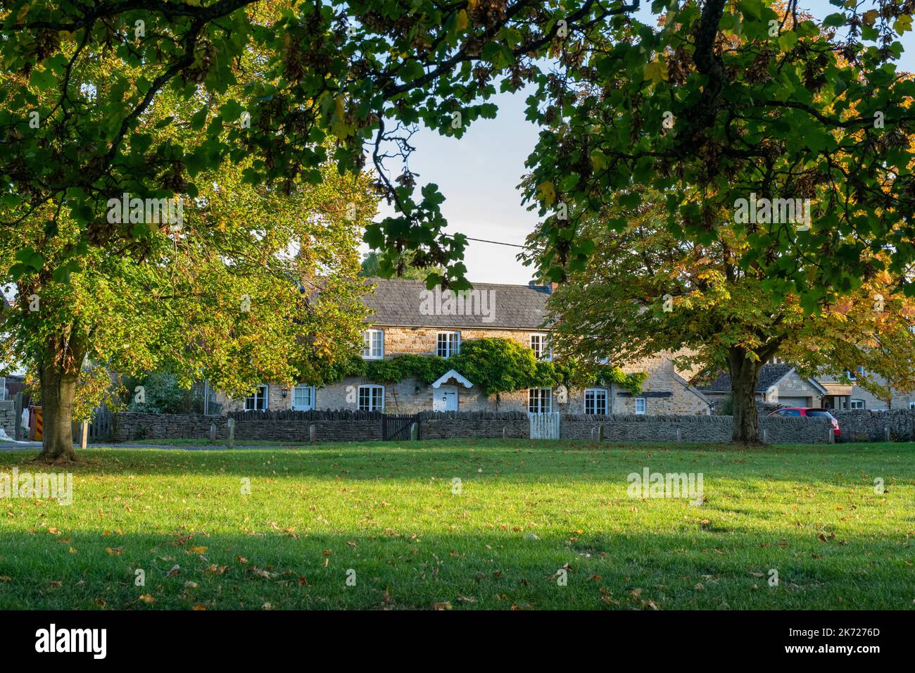 Kingham village green and cottages in autumn. Taynton, Cotswolds ...