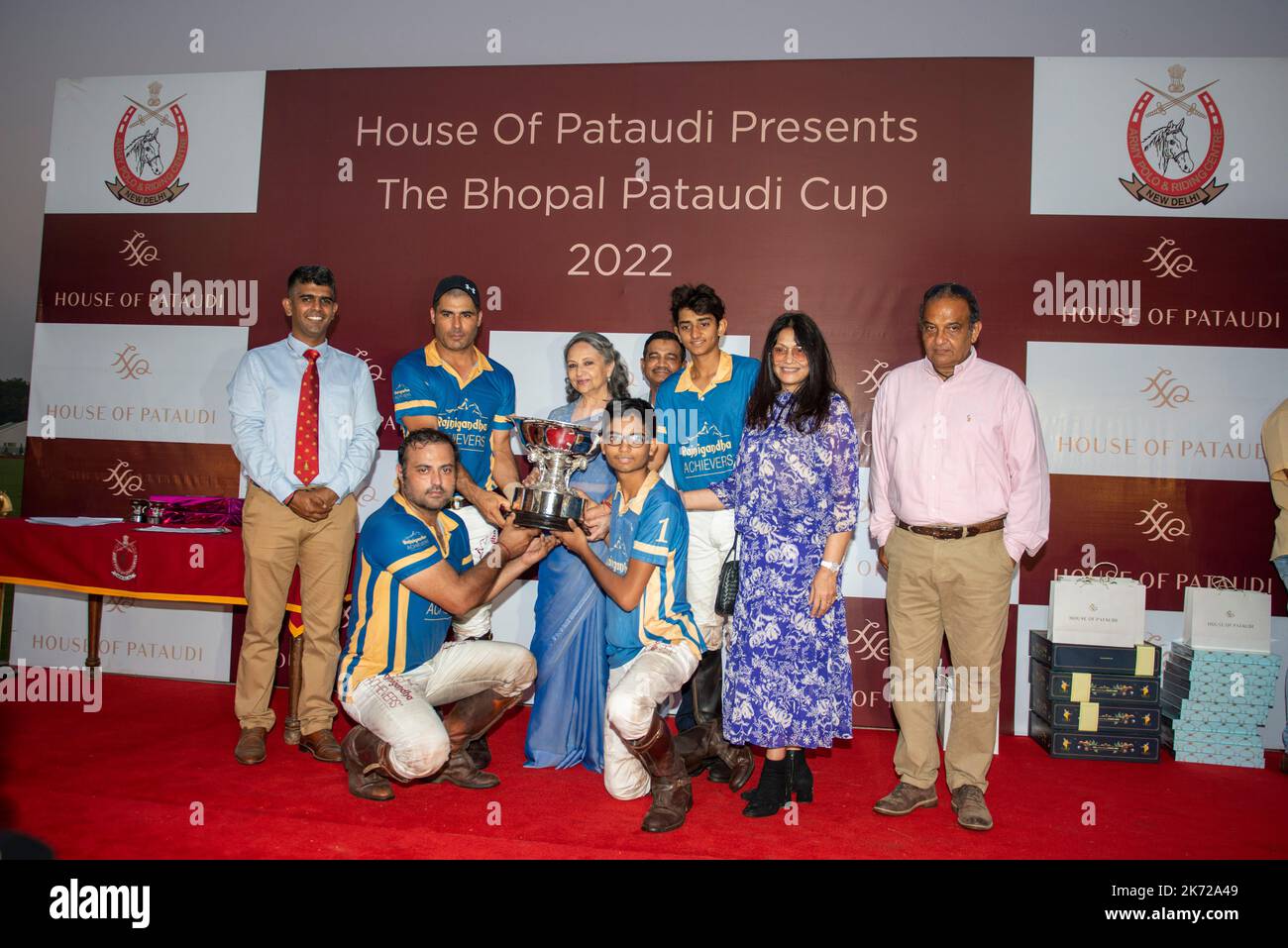 Indian actress Sharmila Tagore felicitates the winner team Rajnigandha ...