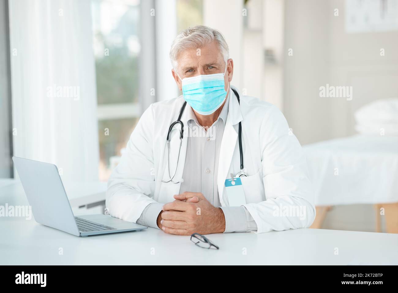 Senior doctor wearing safety hi-res stock photography and images - Alamy